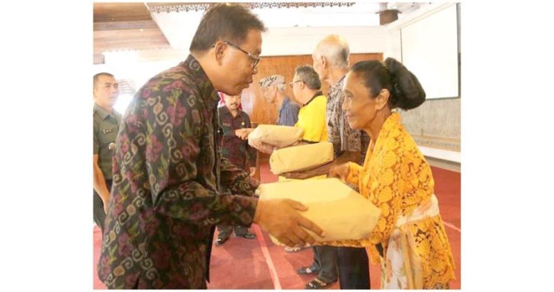 Tingkatkan Silaturahmi, Keluarga Pahlawan Terima Bingkisan | Bali Tribune